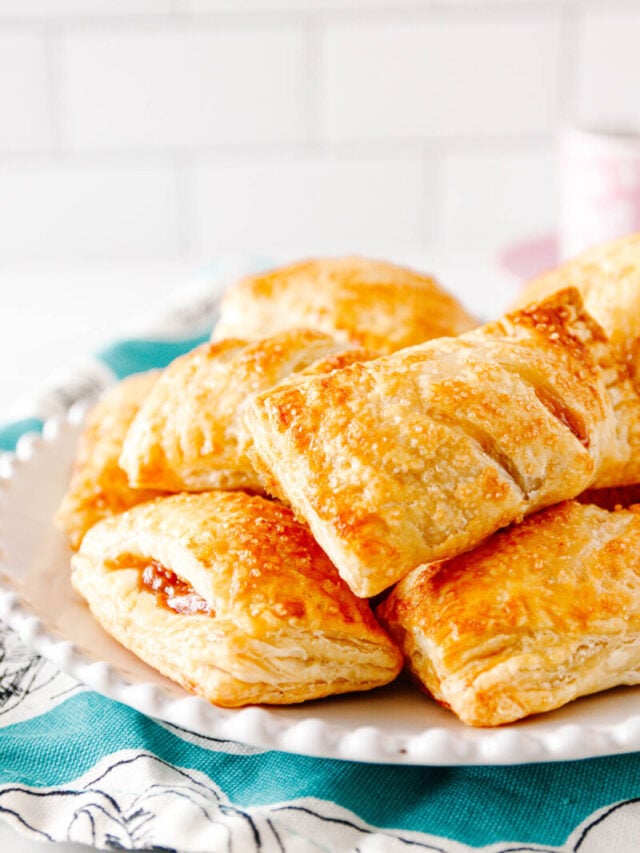 Delicious Guava and Cream Cheese Pastelitos! - Goodie Godmother
